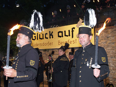 Der Freitagabend wird traditionell mit dem Aufzug der Bergleute mit ...